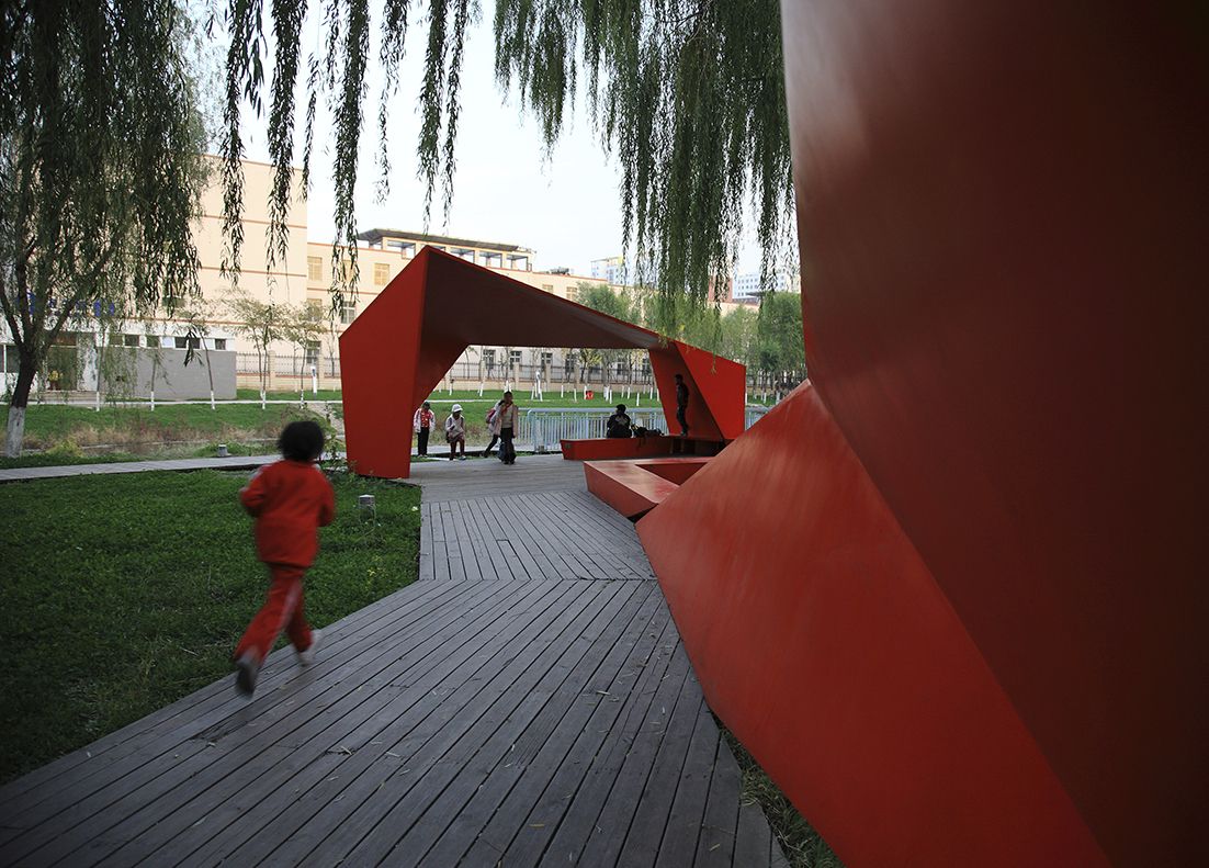 The Red Folding Paper In The Greenway - modlar.com