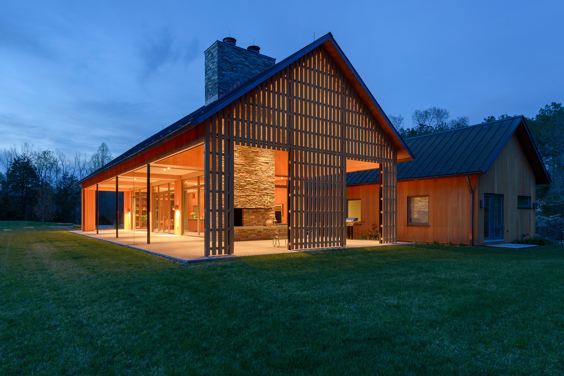 Contemporary Barn Residence - At Night - modlar.com