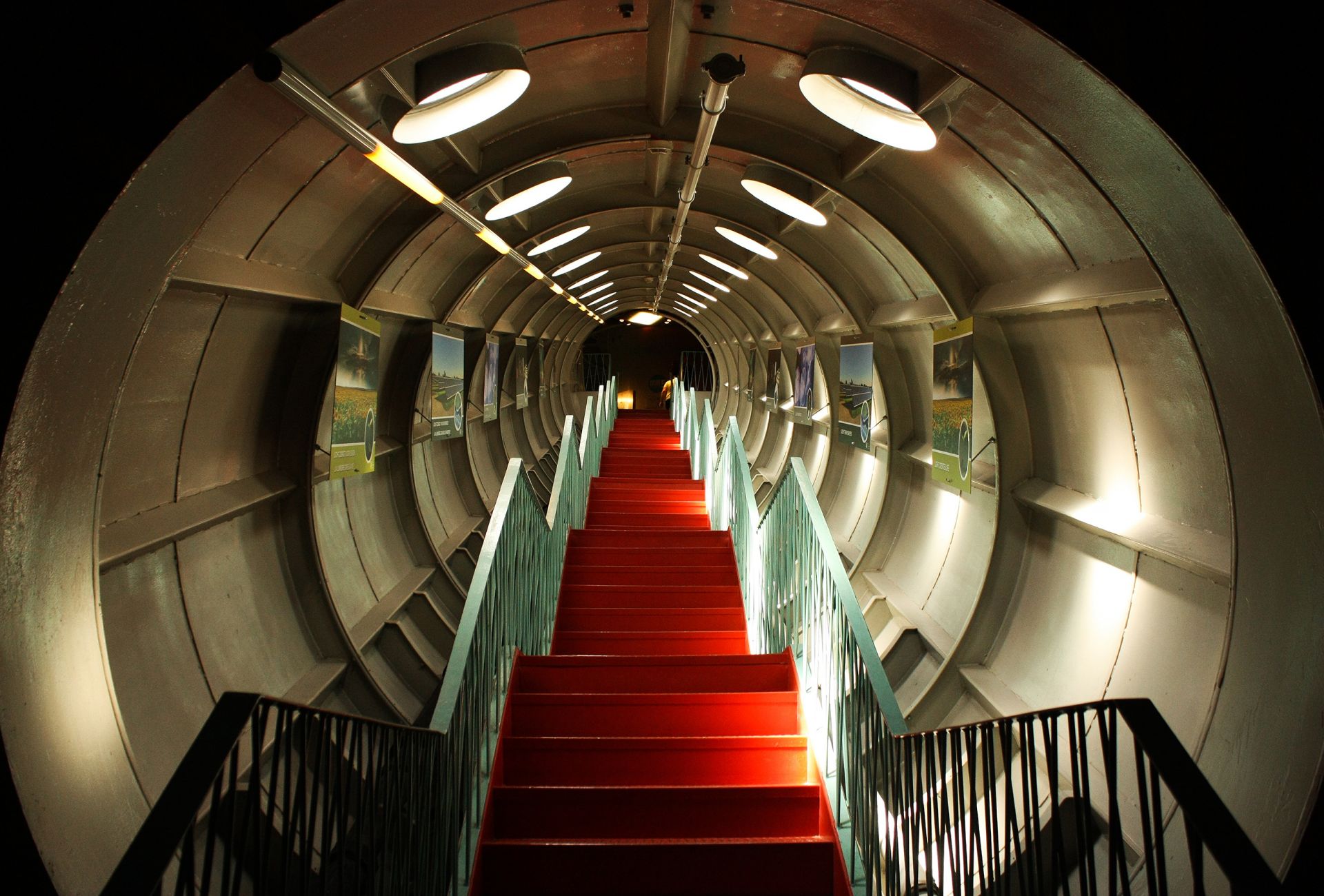 The Atomium - Interior Walkway - modlar.com