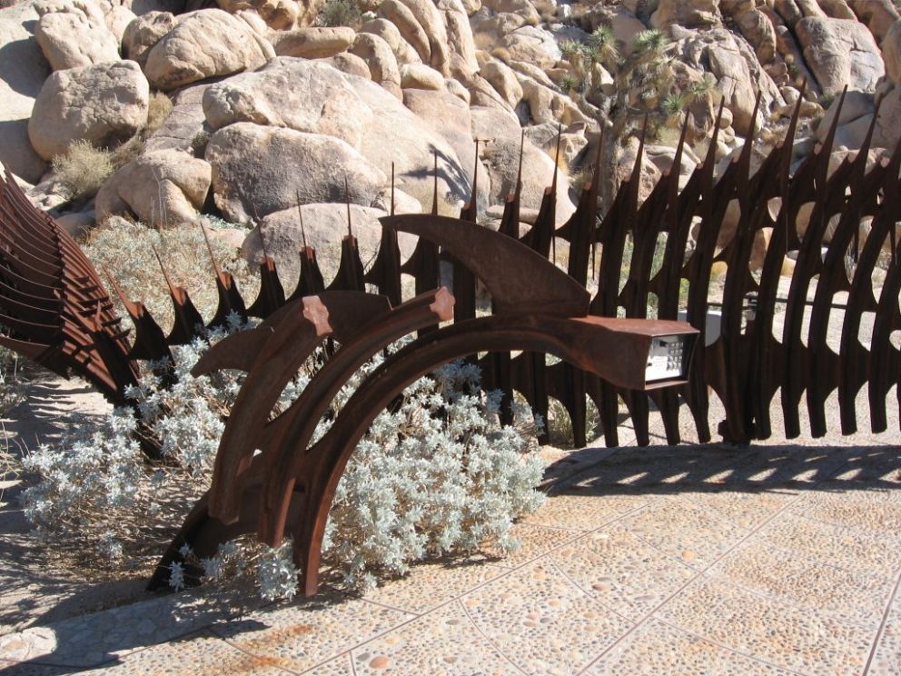 The Desert House - Exterior Fencing - modlar.com