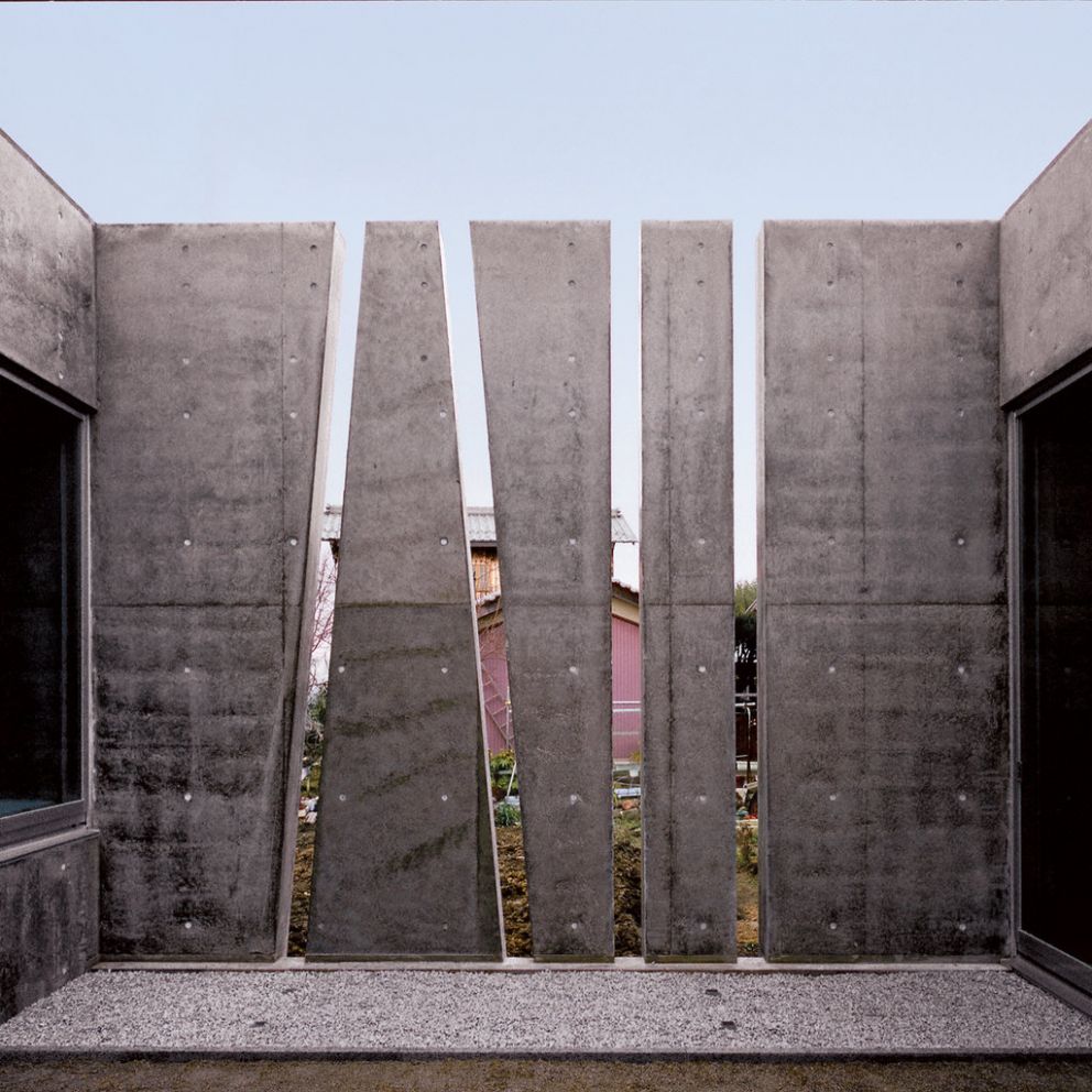 Slit House - Exterior Fencing - modlar.com