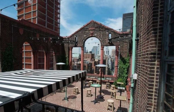 Pod 39 Rooftop Bar - Seating Area - modlar.com