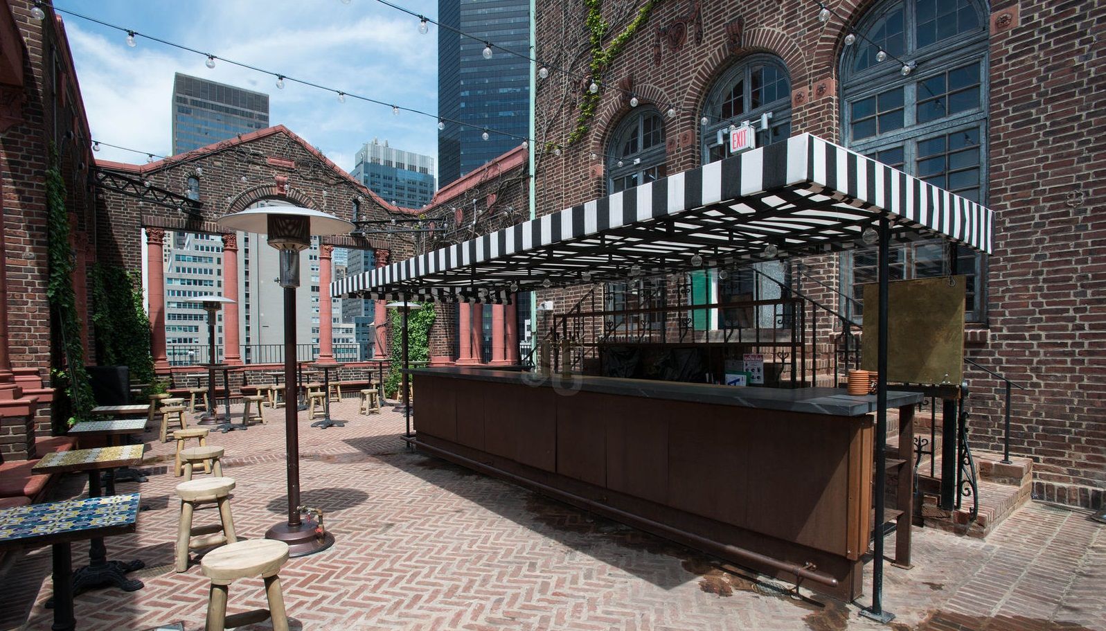 Pod 39 Rooftop Bar - Bar/Seating Area - modlar.com