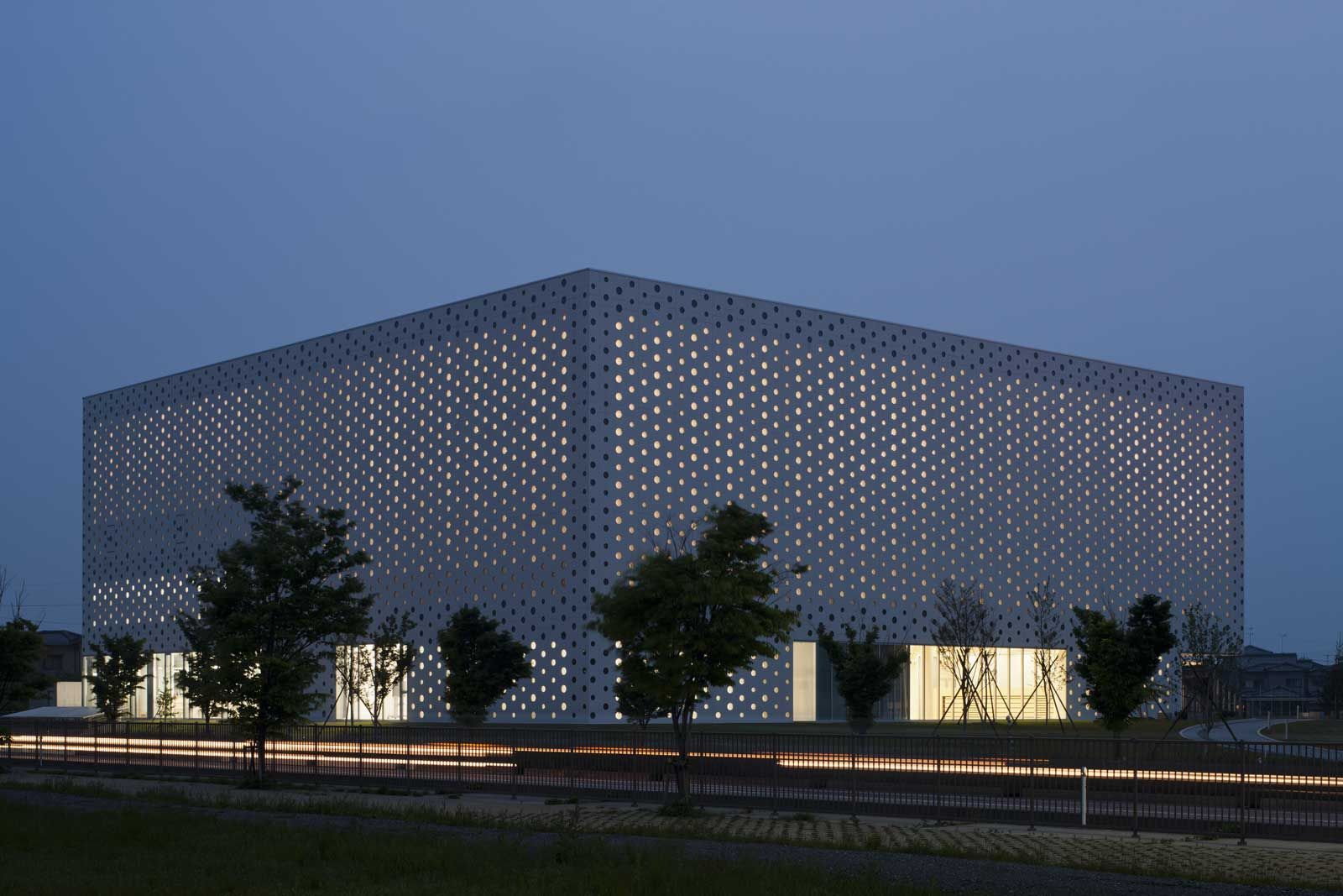 Kanazawa Umimirai Library - Exterior at Night - modlar.com