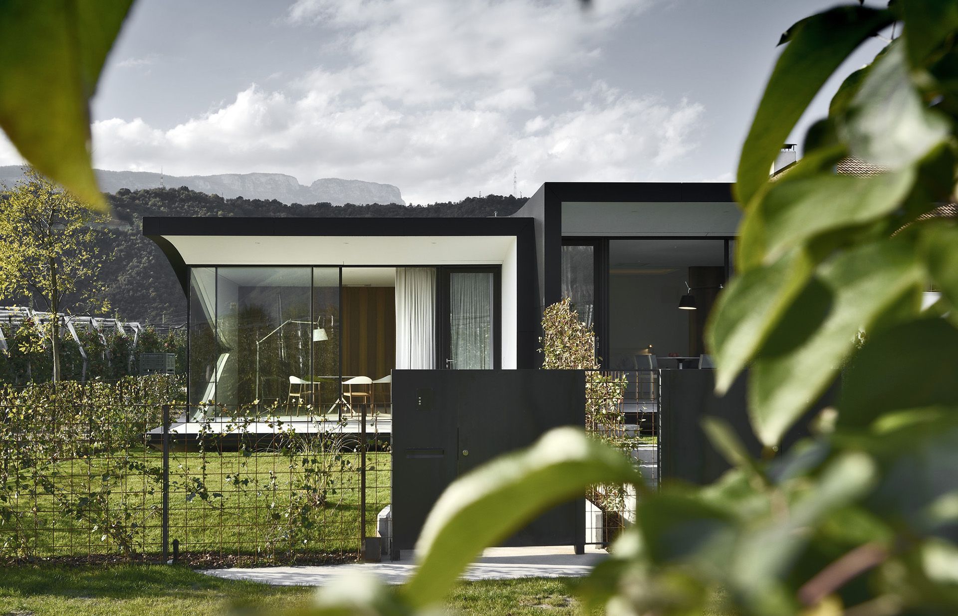 The Mirror House - Exterior at Night - modlar.com