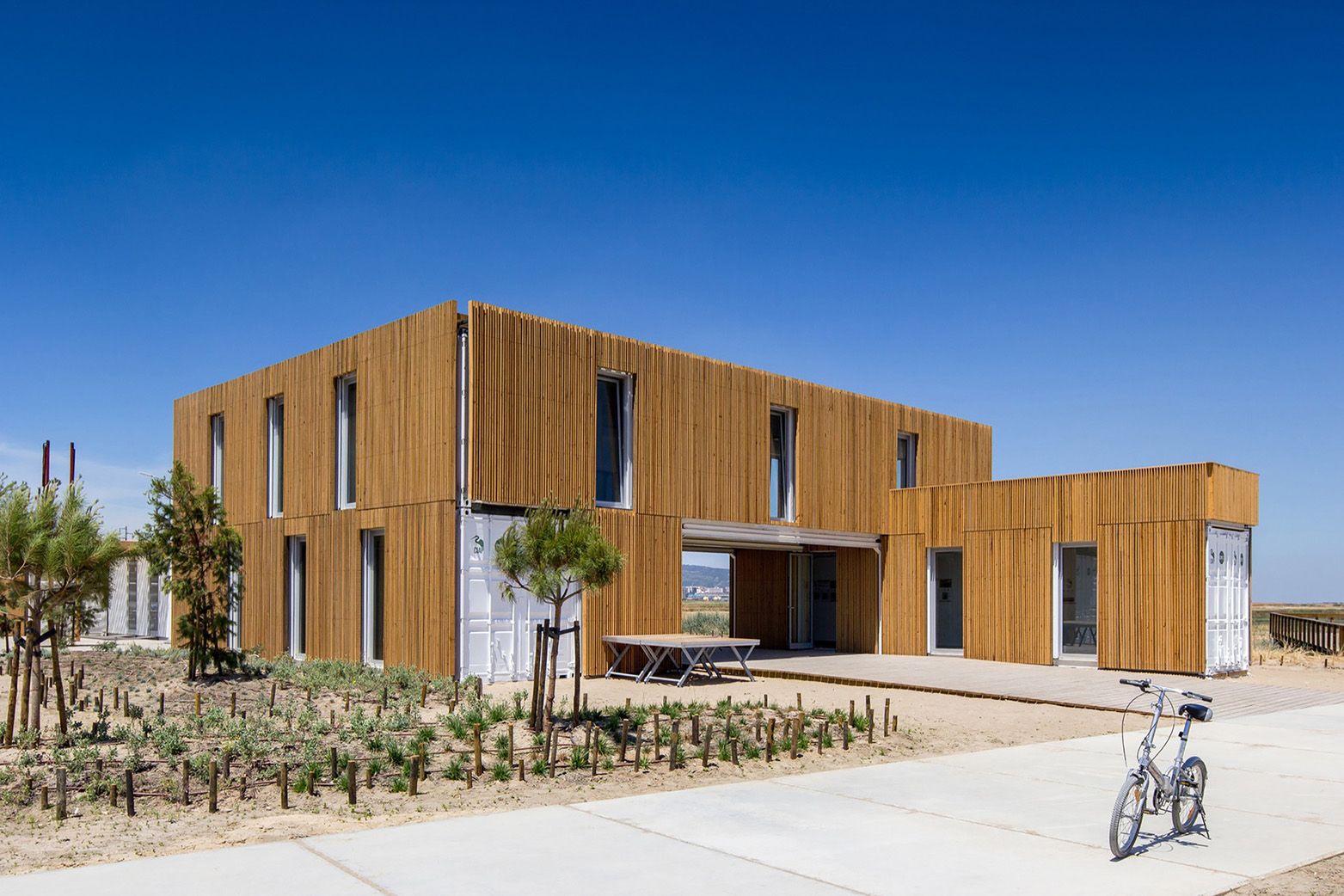 Dancing House - At Night - modlar.com