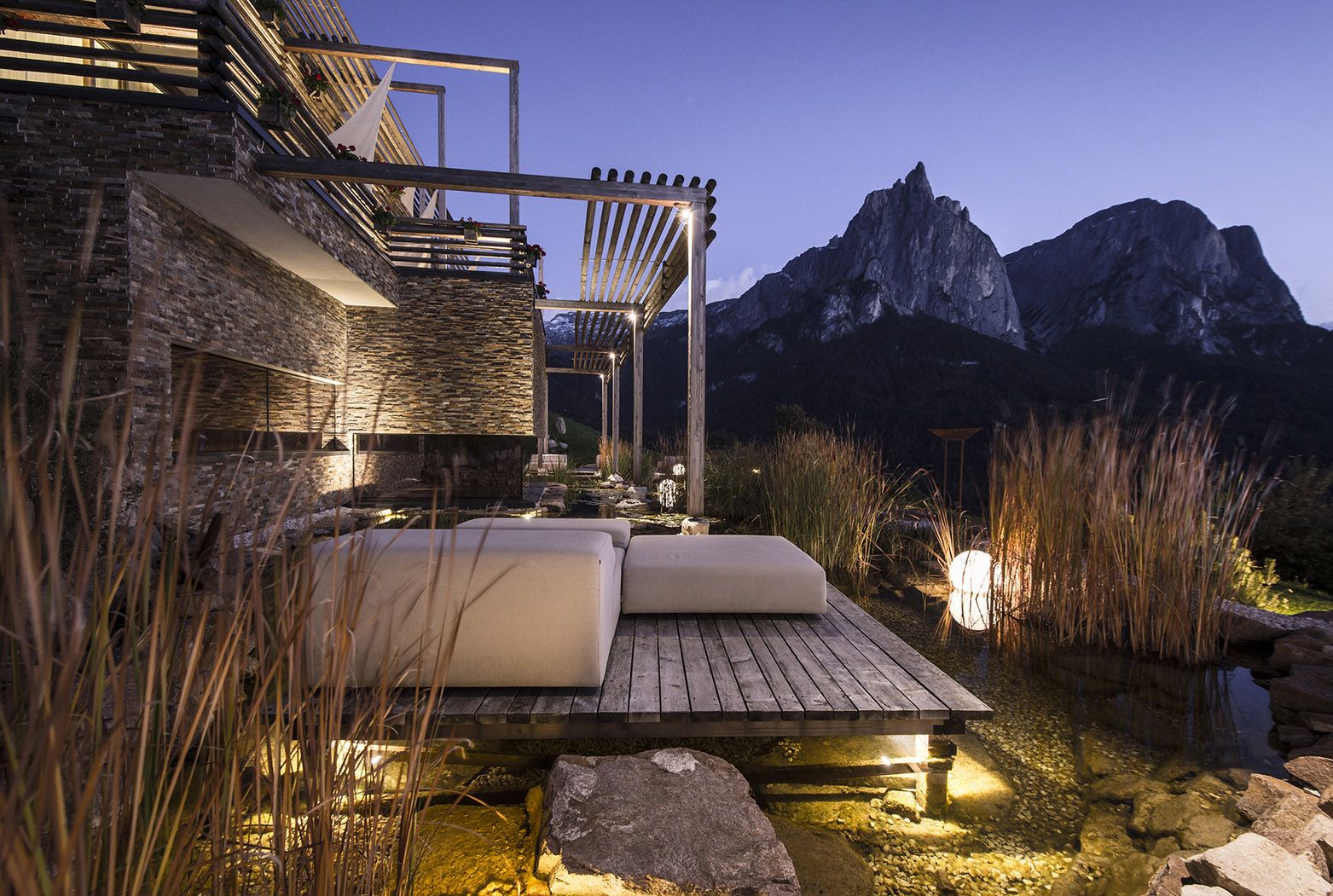 Kakslauttanen Arctic Resort - Exterior at Night - modlar.com