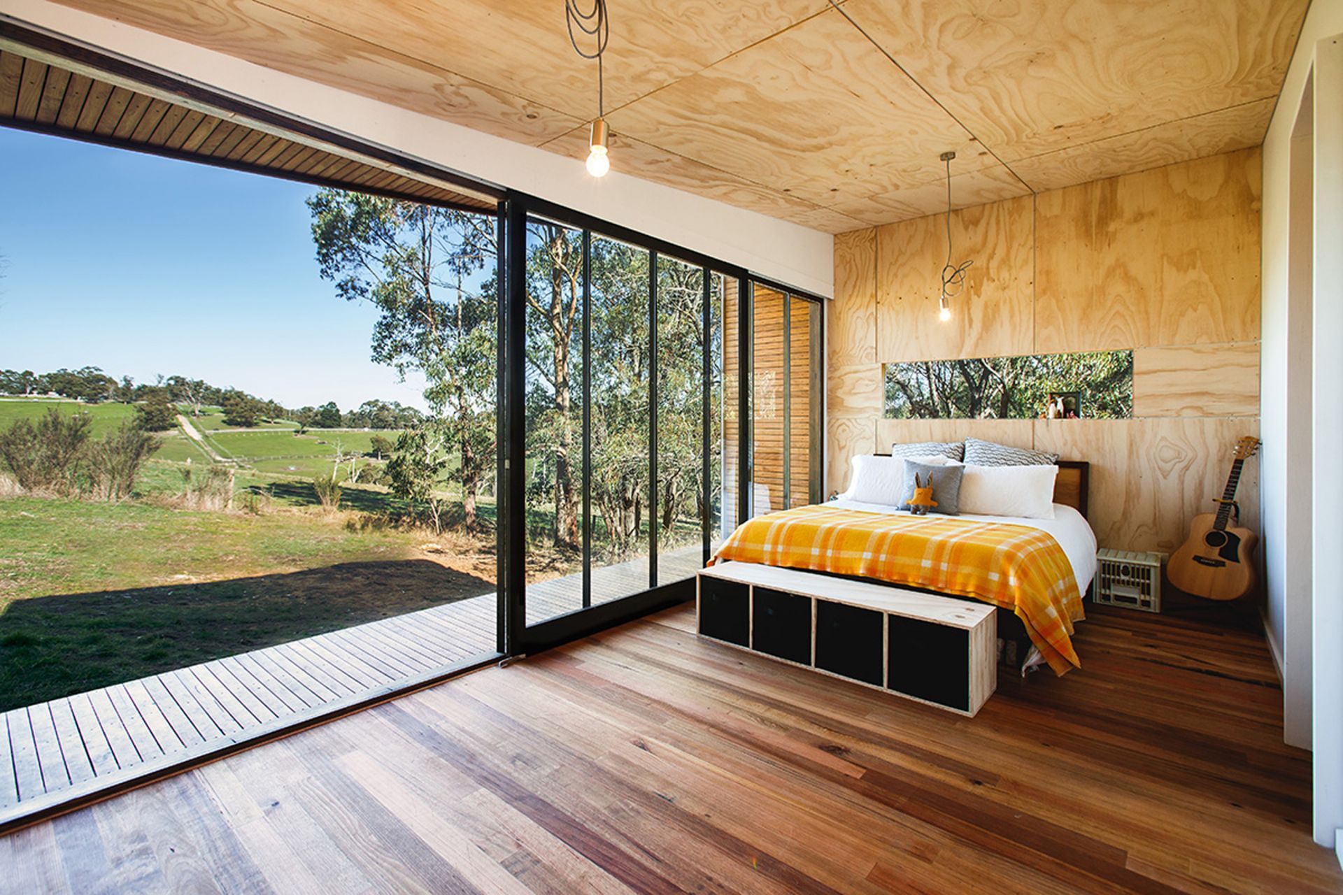 Slit House - Exterior Fencing - modlar.com