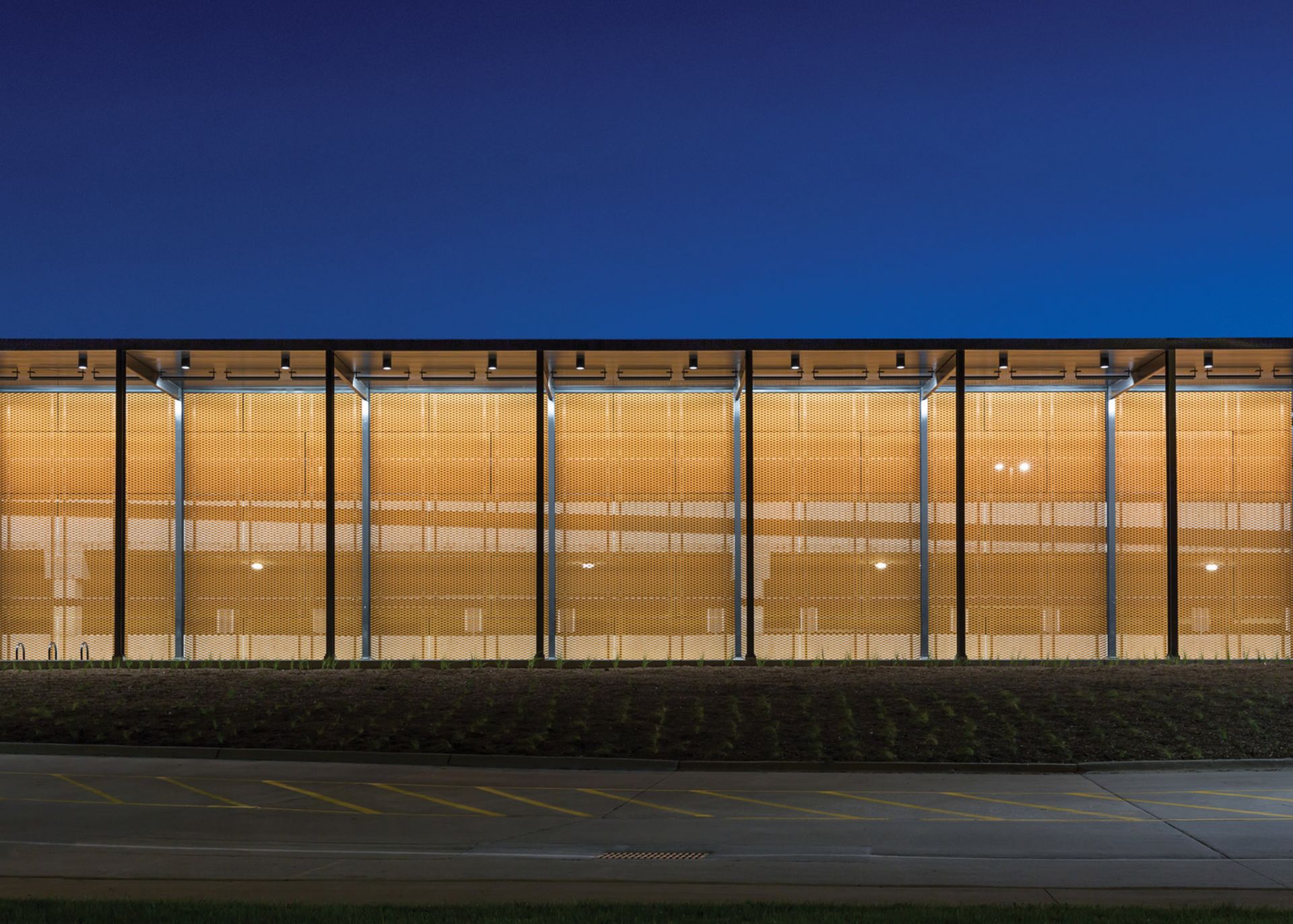 Corporate Campus Parking Facility - exterior/detailing - modlar.com