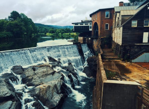 Homes built on a waterfall - modlar.com