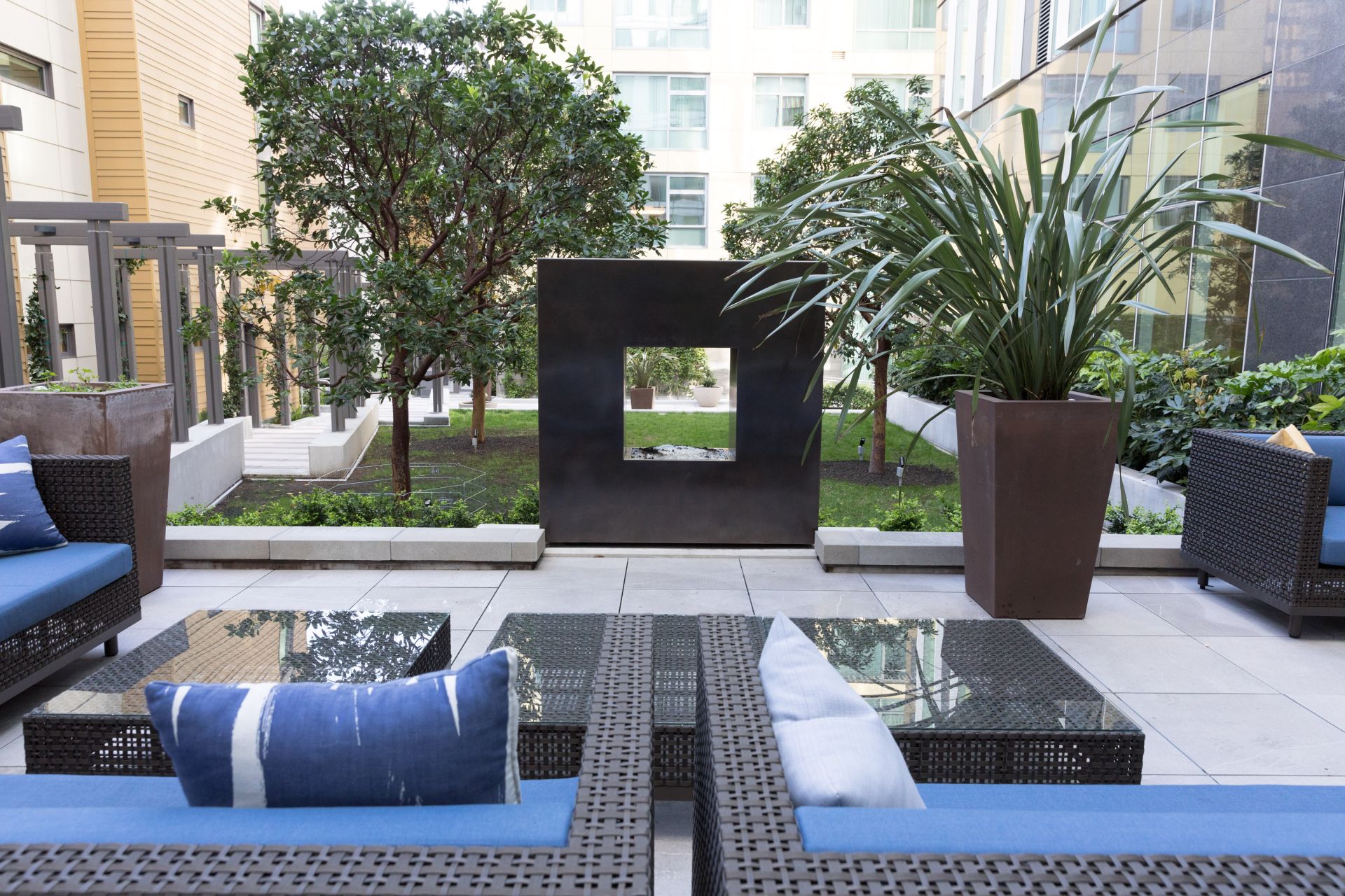 Shared outdoor patio - modlar.com