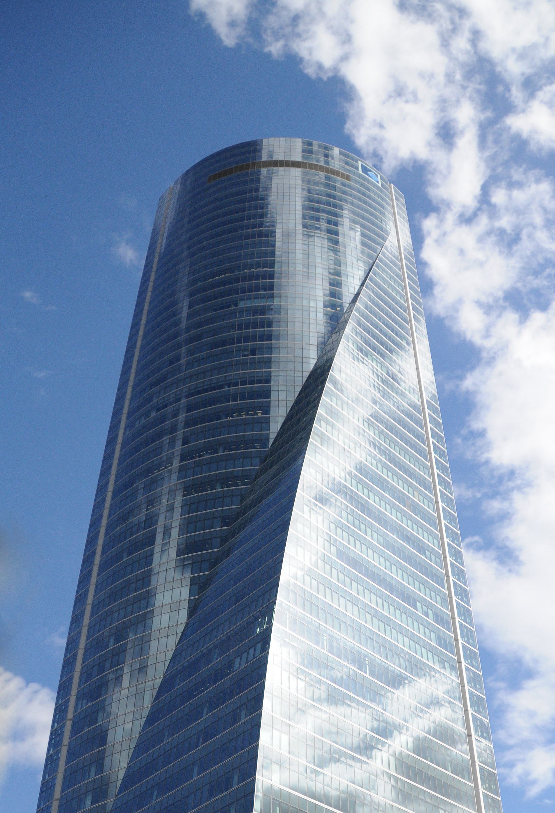 Torre Espacio - Curve Detail - modlar.com