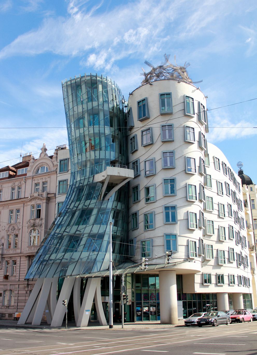 Dancing House - modlar.com